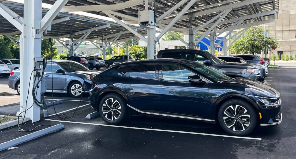 Electric vehicles: long queues for EVs in Australia