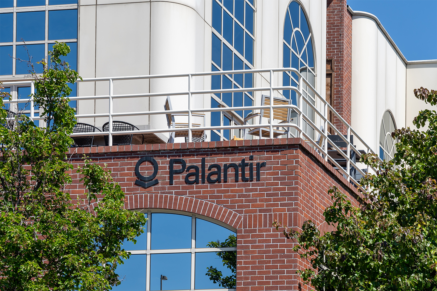 Palantir embedding staff in Defence, can mine data, contract shows